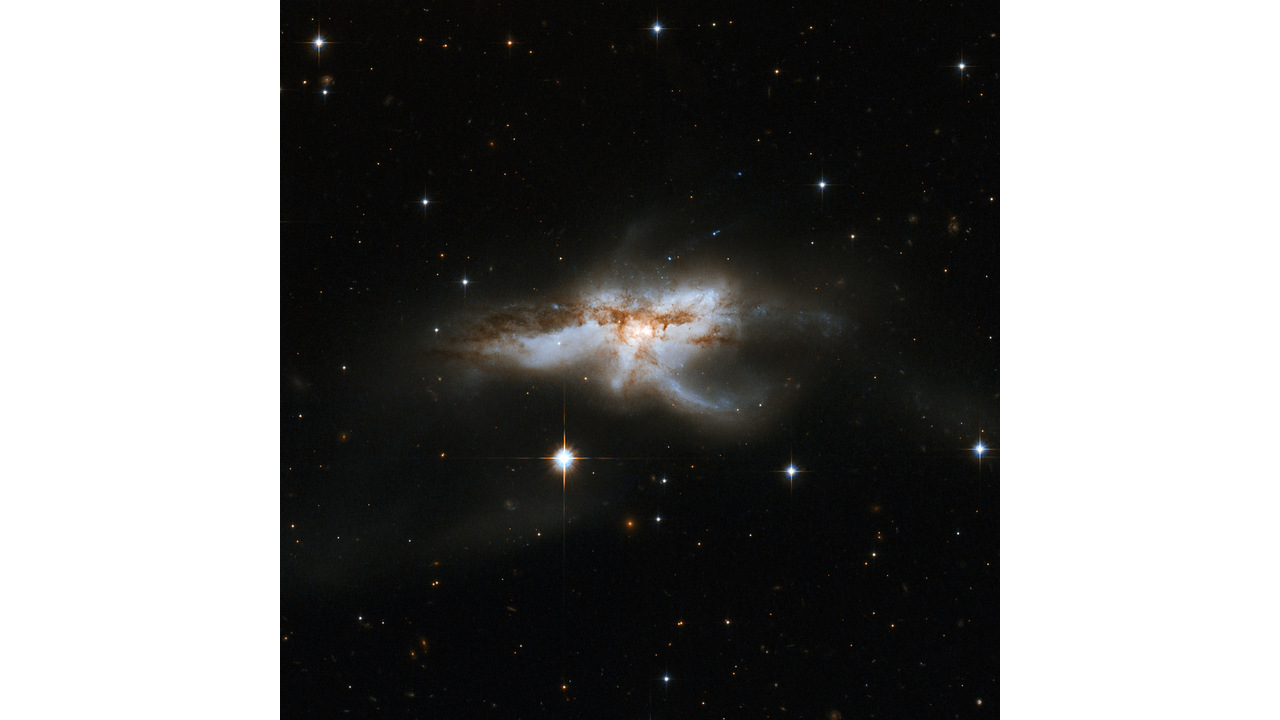 Hubble Interacting Galaxy NGC 6090 | HubbleSite